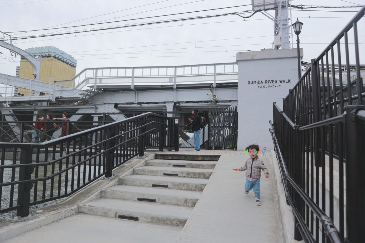 【すみだリバーウォーク】スカイツリーと浅草を結ぶ橋！電車が間近を通るすみだリバーウォーク【浅草駅】 | こどもと楽しむTokyoなび-KODOMONAVI TOKYO-